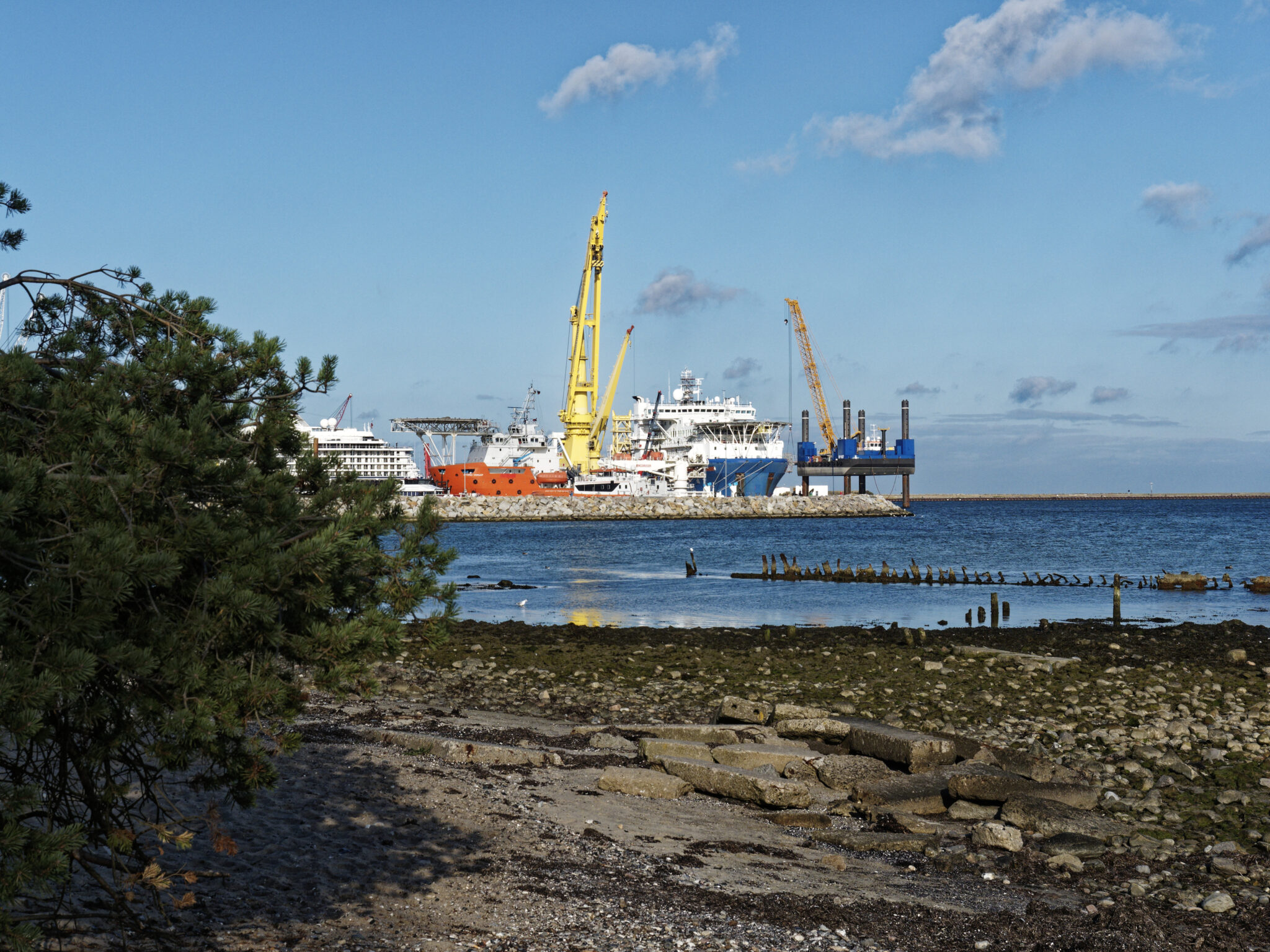 Fototour: Die Akademik Cherskiy im Fährhafen von Sassnitz in Neu Mukran ...
